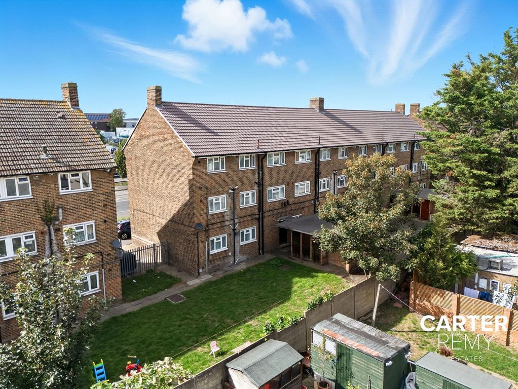 Whalebone Lane South RM8, 2 bed flat for sale, £240,000 | PrimeLocation