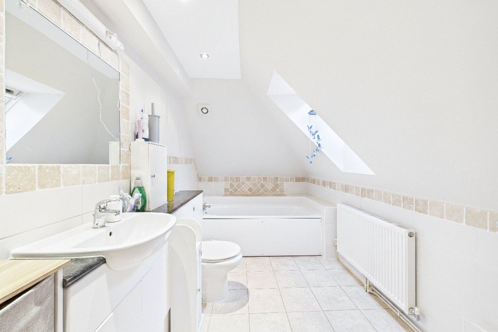 Connaught Road, Camberley, Surrey GU15, 2 bed flat for sale, £400,000 ...