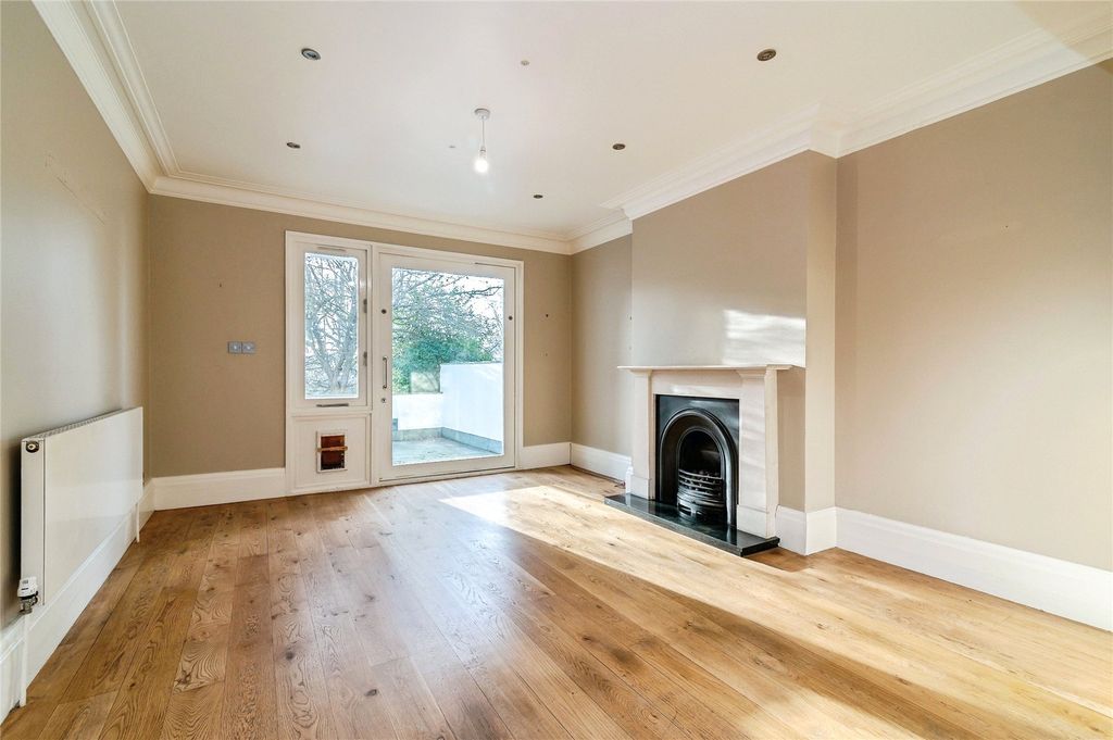 Warwick Road, Nottingham, Nottinghamshire NG3, 5 bed semi-detached ...