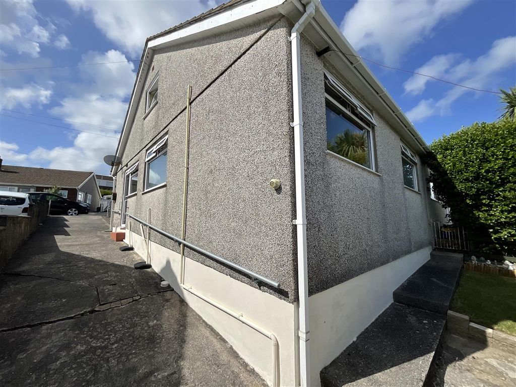 Oaklands, Llanelli SA14, 2 bed detached bungalow for sale, £165,000 ...