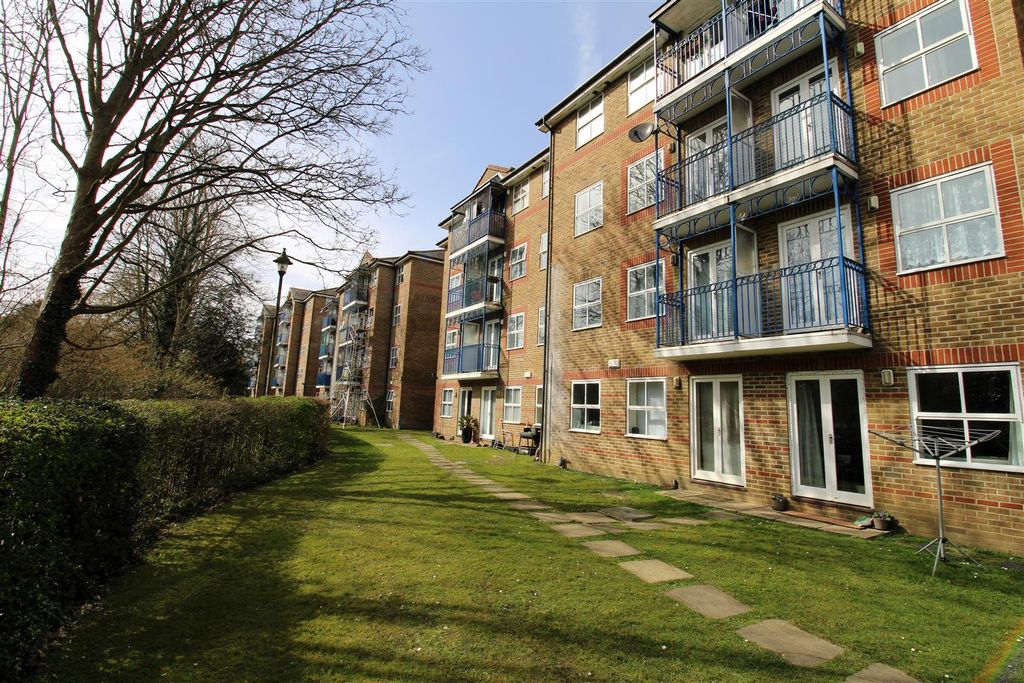 River Bank Close, Maidstone ME15, 2 bed flat for sale, £160,000 ...