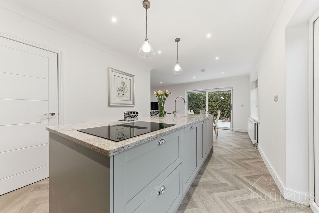 Beacon View, South Kirkby WF9, 4 bed bungalow for sale, £400,000 | PrimeLocation