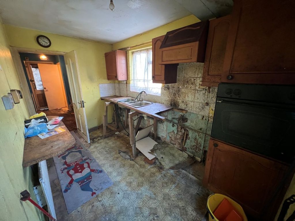 7 Kings Avenue, Oldbury B69, 3 bed semi-detached house for sale, £ ...