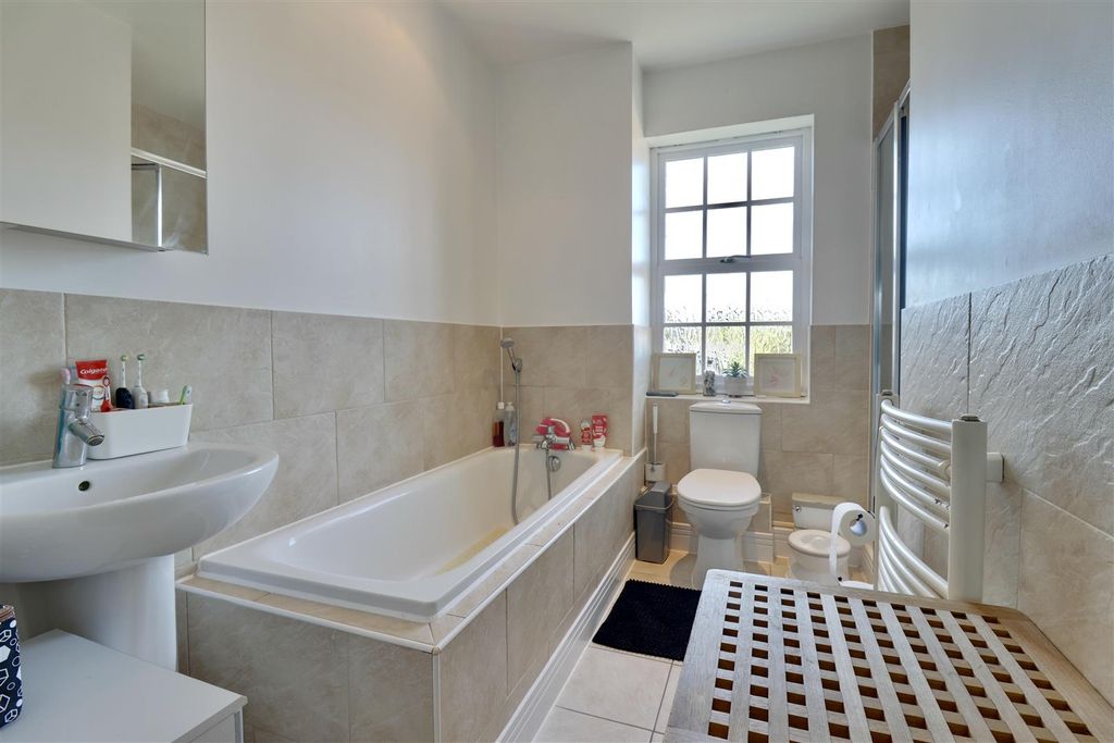 North Square, Knowle PO17, 2 bed flat for sale, £200,000 | PrimeLocation