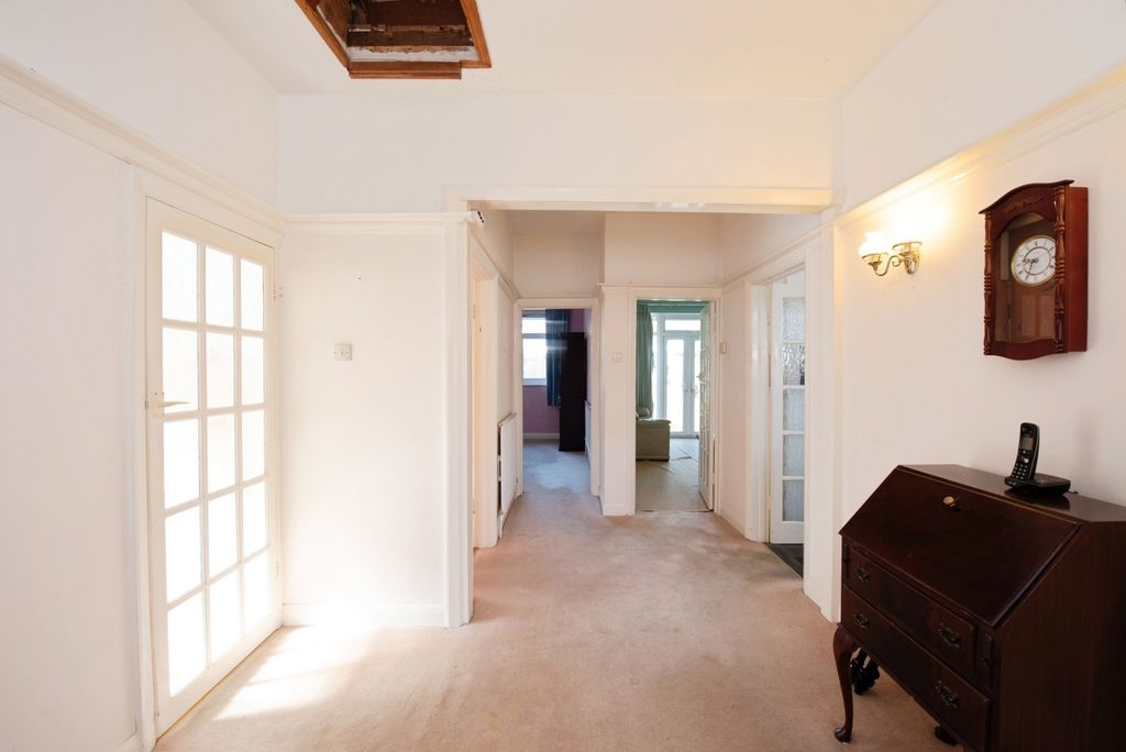 The Warren, Worcester Park, Surrey KT4, 2 bed bungalow for sale, £650,000 | PrimeLocation