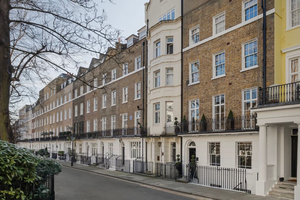 Brompton Square, Knightsbridge, London SW3, Knightsbridge,, 2 bed flat ...