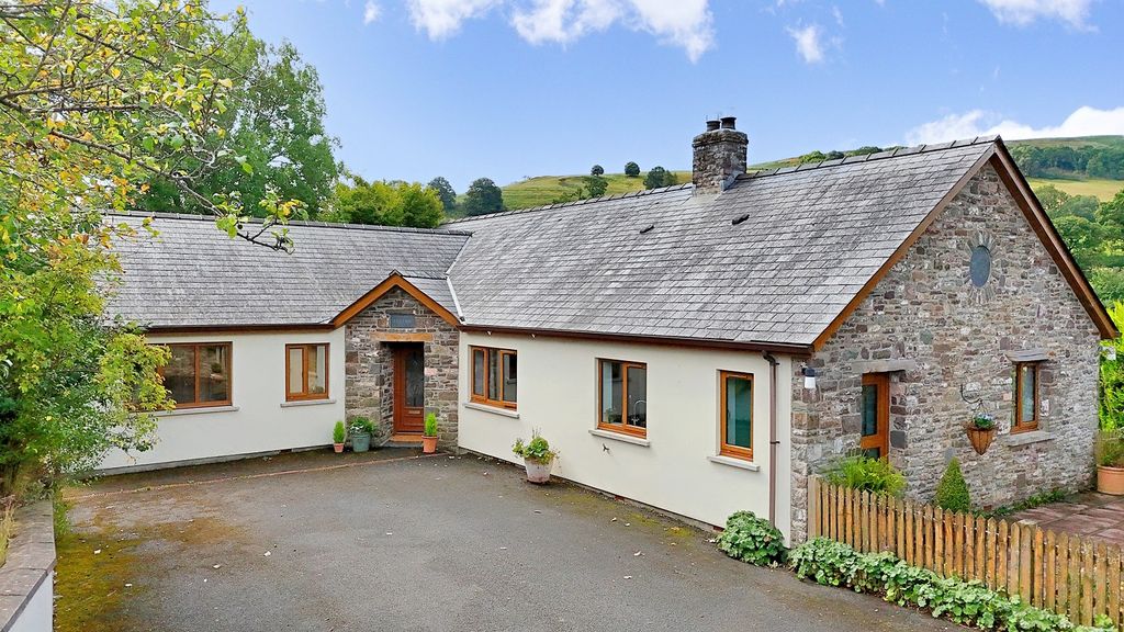 Castle Farm, Sennybridge, Brecon, Powys. LD3, 3 bed detached bungalow ...