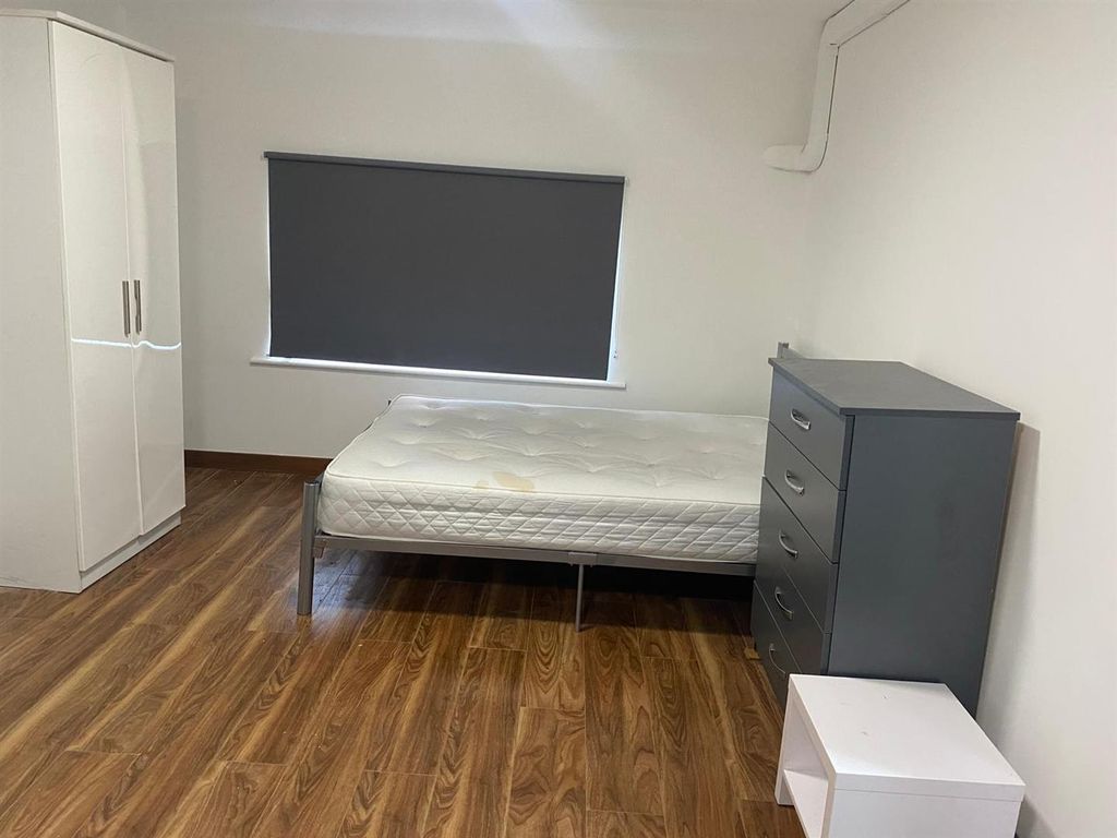 4 High Street, Slough SL1, Studio to rent, £1,000 pcm | PrimeLocation