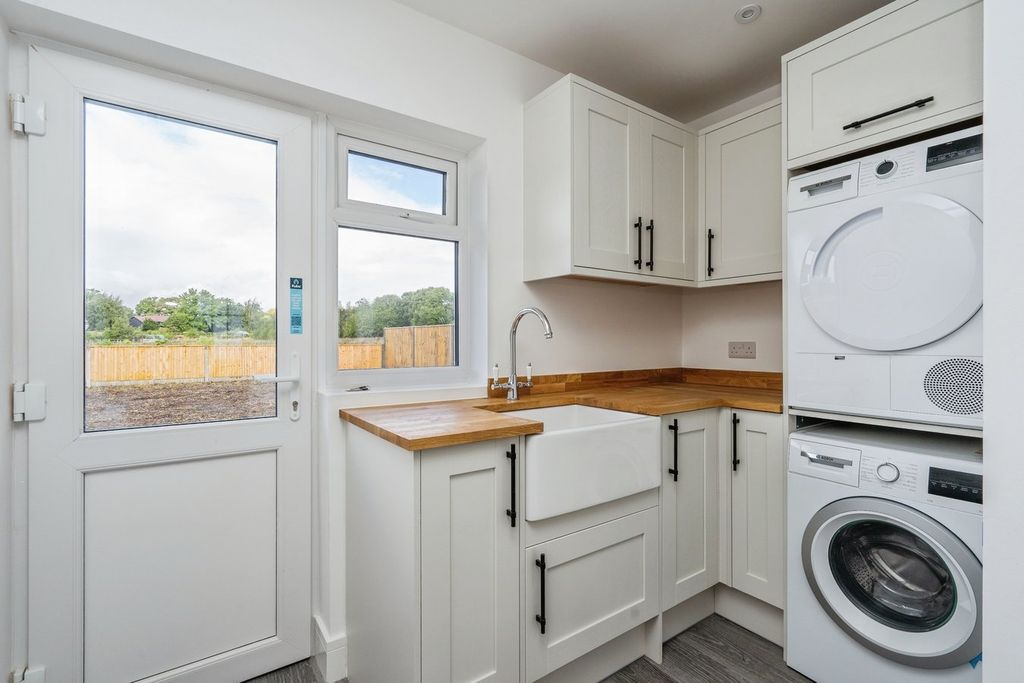 Ingoldfield Lane, Newtown, Fareham PO17, 4 bed detached bungalow for ...