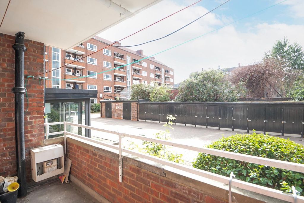 Denman House, Lordship Terrace, London N16, 3 bed flat for sale, £ ...