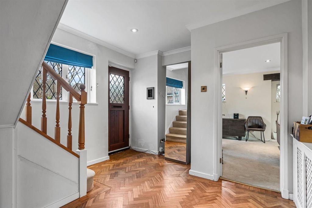 Bishops Road, Tewin AL6, 5 bed detached house for sale, £1,349,000 ...