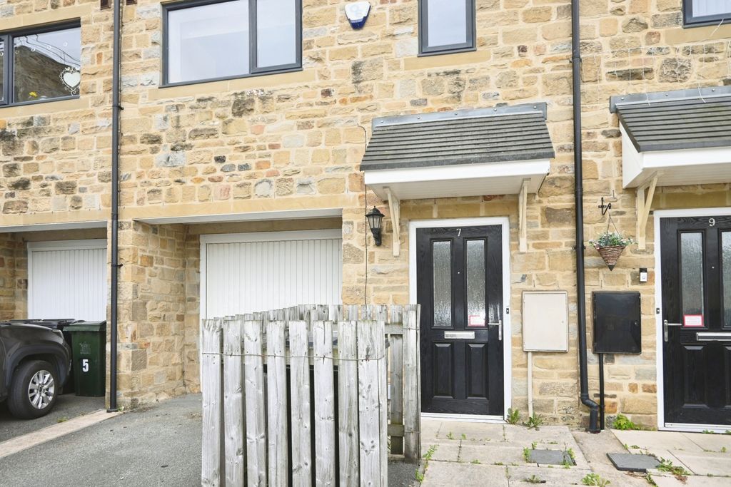 Red Holt Drive, Keighley BD21, 3 bed town house to rent, £920 pcm ...