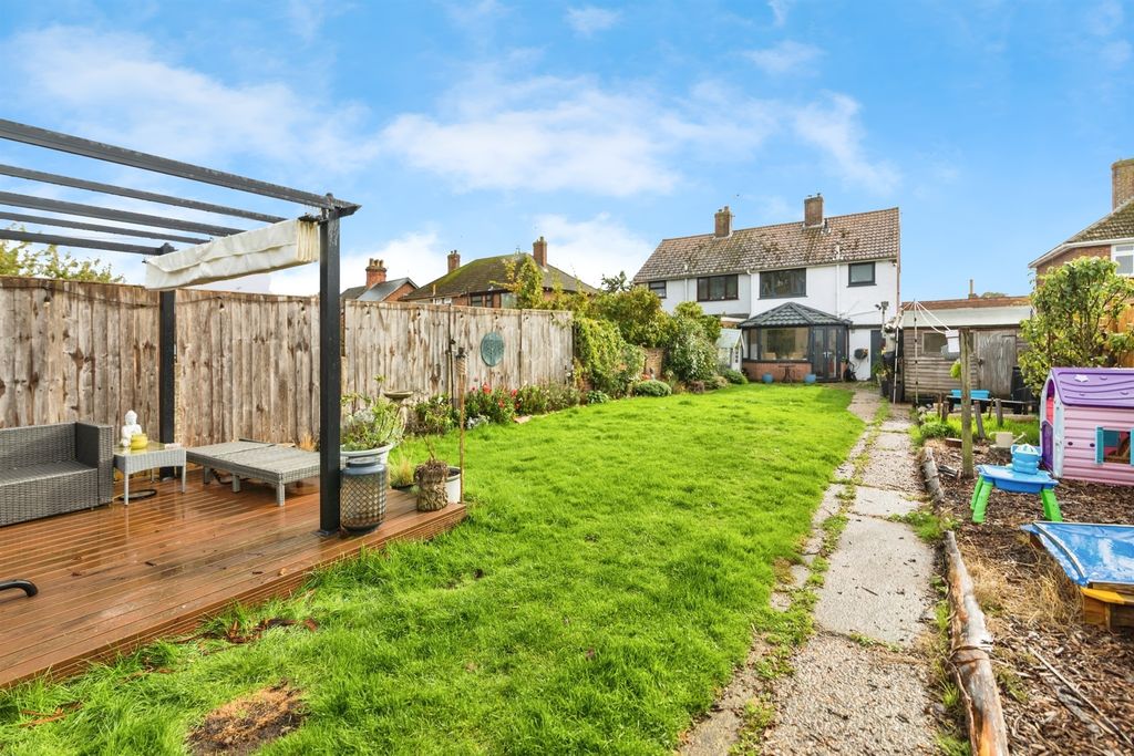 Oulton Road, Lowestoft NR32, 3 bed semi-detached house for sale, £ ...