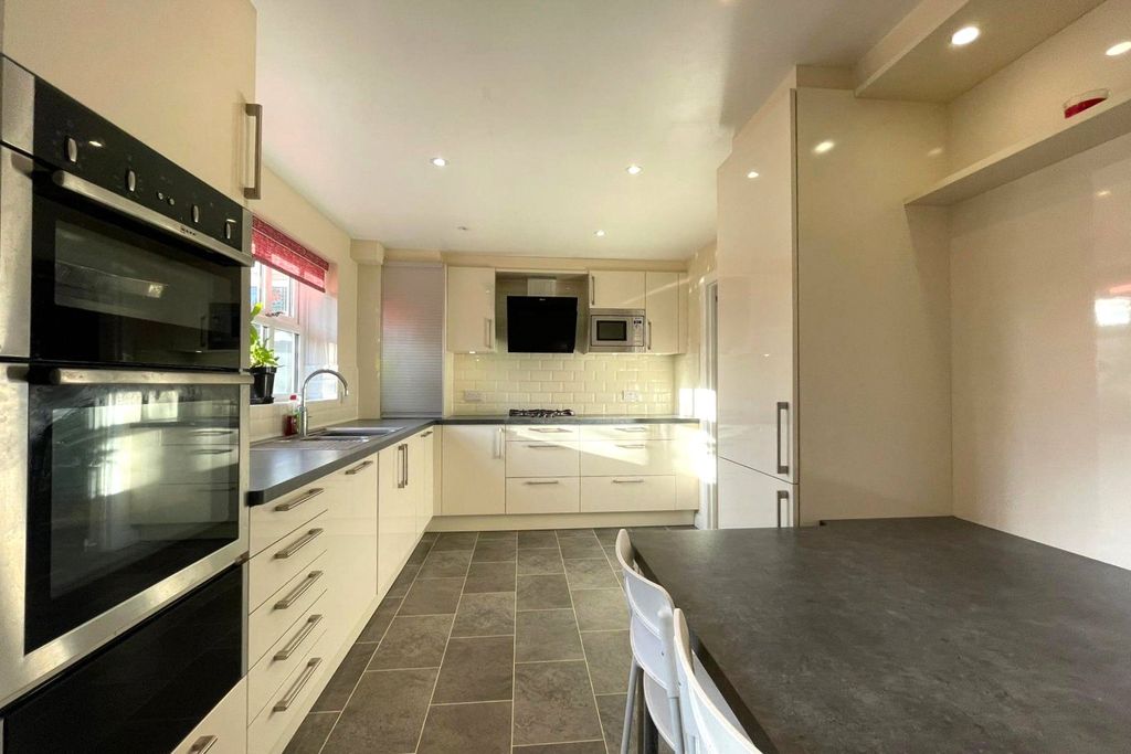 Hawker Road, Ash Vale, Surrey GU12, 4 bed detached house for sale, £ ...