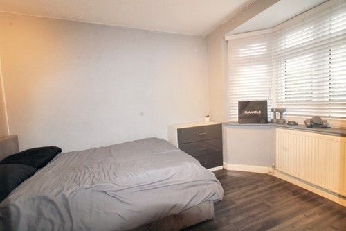 Chase Cross Road, Collier Row RM5, 4 bed bungalow for sale | PrimeLocation