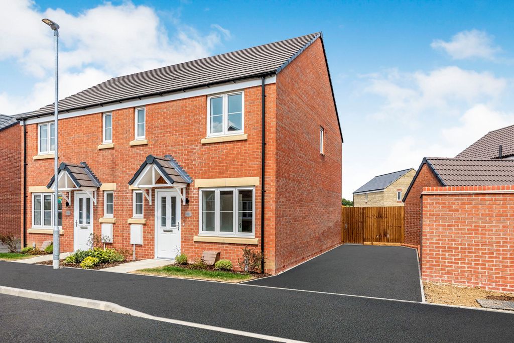 Garland Road, Weldon, Corby NN17, 3 bed property to rent, £1,350 pcm ...