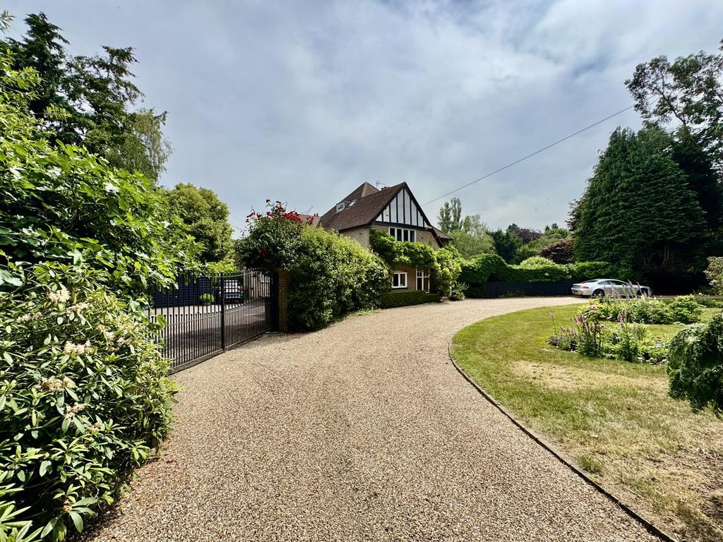 Vicarage Lane, Bovingdon HP3, 6 bed detached house for sale, £2,395,000 ...