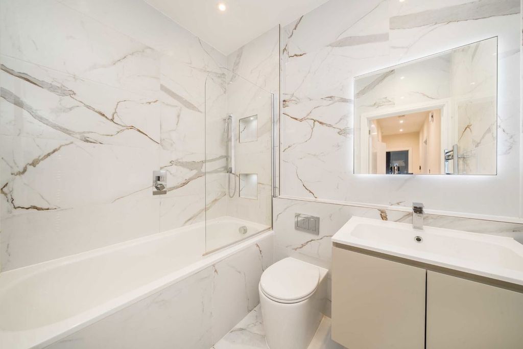 Oak Hill Road, Surbiton KT6, 2 bed flat for sale, £700,000 | PrimeLocation