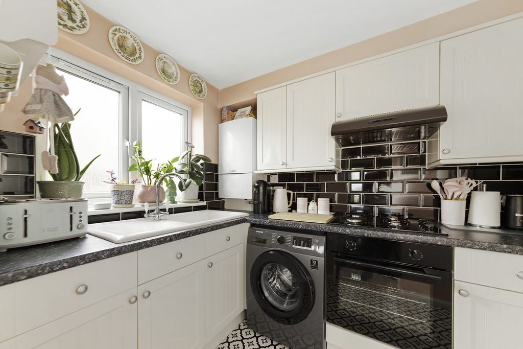 Burnt Ash Hill, London SE12, 1 bed flat for sale, £240,000 | PrimeLocation