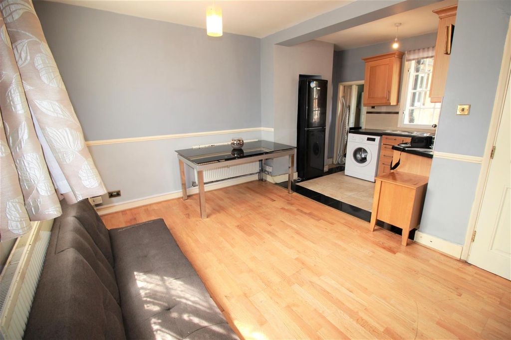 Beeches, High Street, Cowley UB8, 4 bed shared accommodation to rent, £ ...
