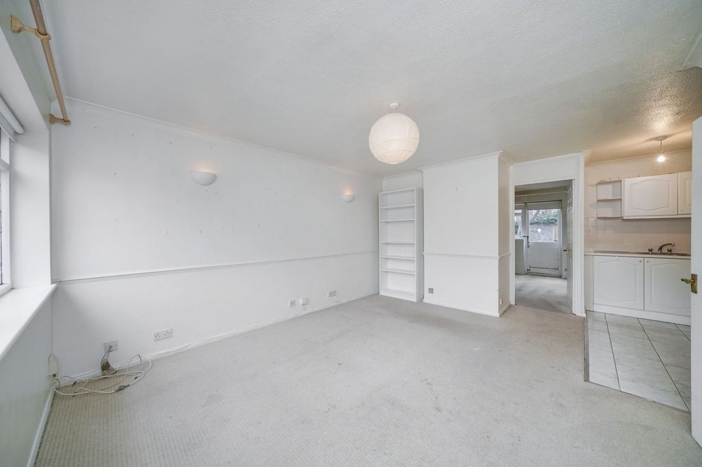 Willowhayne Drive, Walton-On-Thames KT12, 1 bed maisonette for sale, £ ...