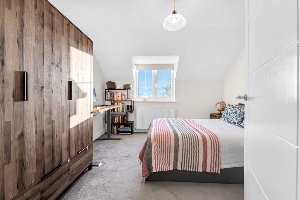 Gatehouse Close, Ashford TW15, 2 bed flat for sale, £360,000 ...