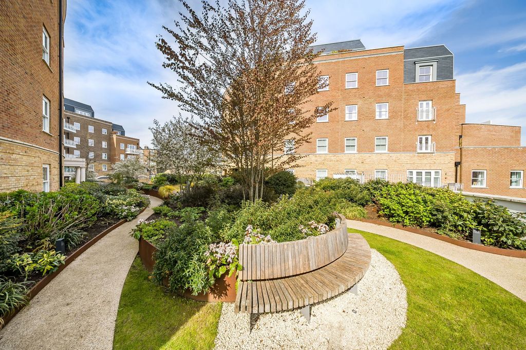 Hardwick House, Oxted RH8, 2 bed flat for sale, £600,000 | PrimeLocation