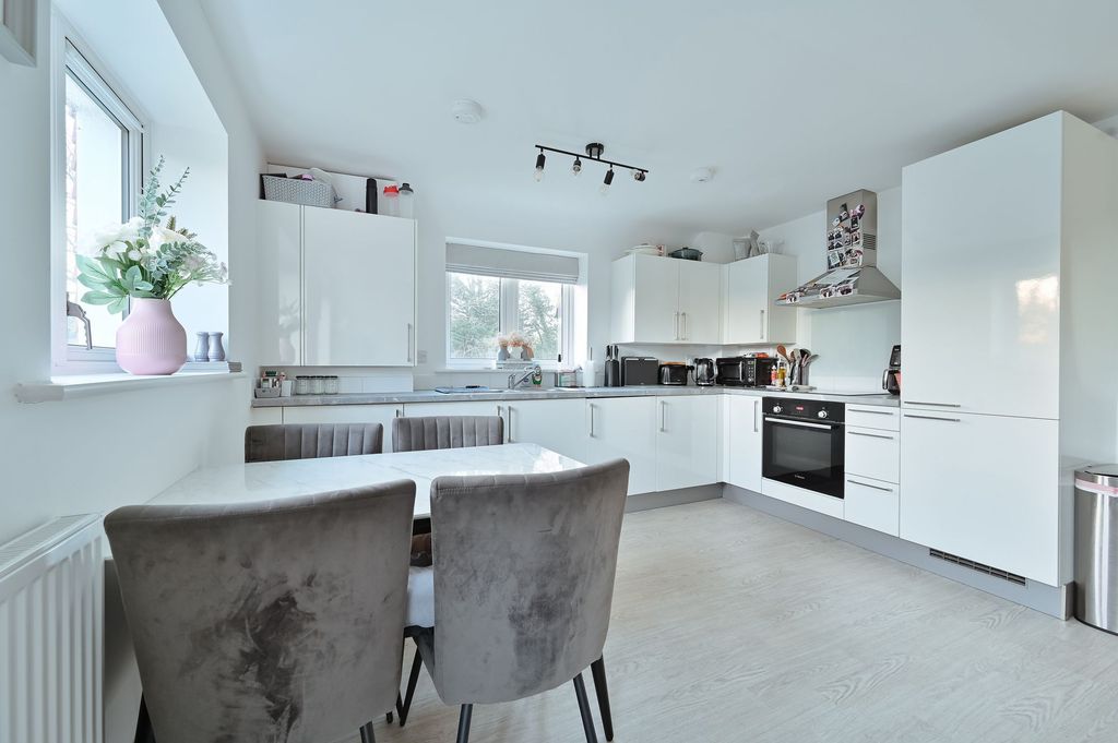 Marjoribanks Close, Bushey WD23, 2 bed flat for sale, £124,500 ...