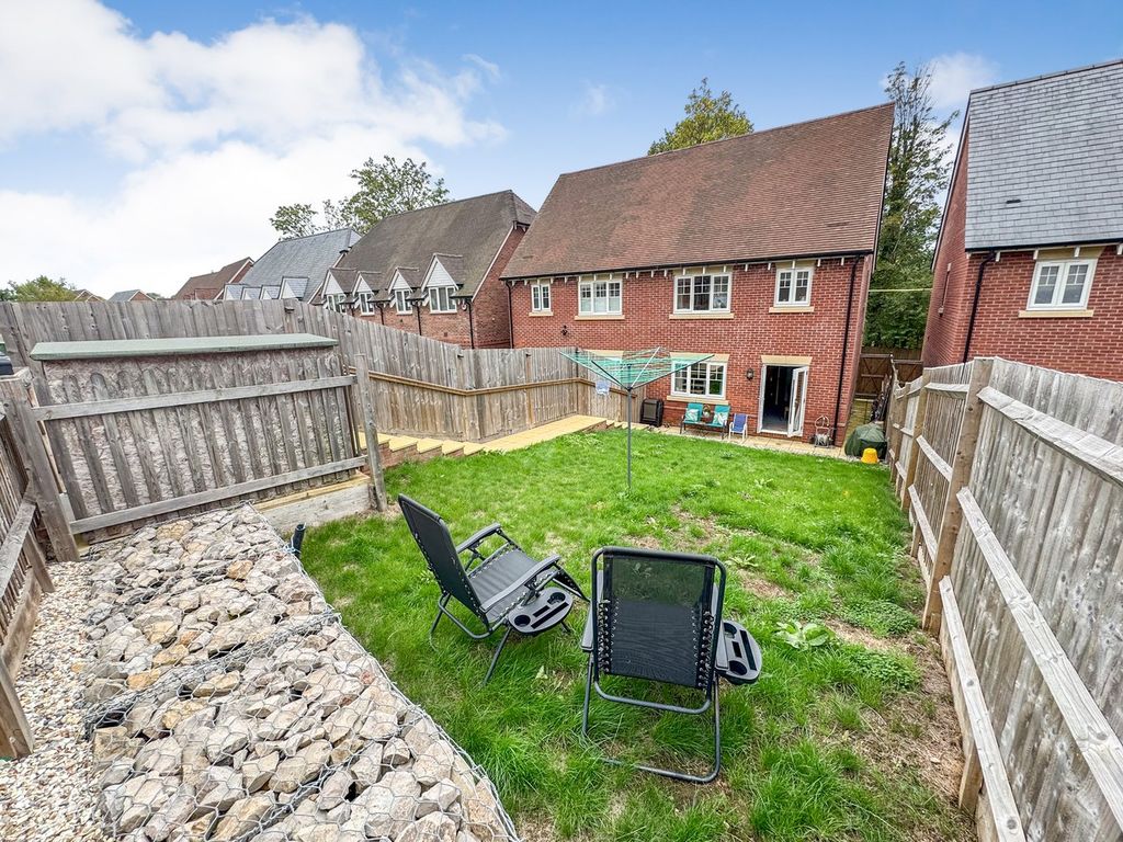 Reed Gardens, Woolhampton, Reading RG7, 2 bed semi-detached house for ...