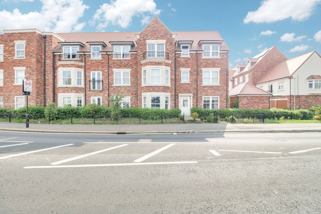 Albany Court, Leigh-On-Sea SS9, 2 bed flat for sale, £275,000 ...