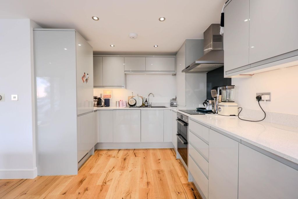 The Ridgeway, Chalkwell SS0, 1 bed flat for sale, £299,995 | PrimeLocation