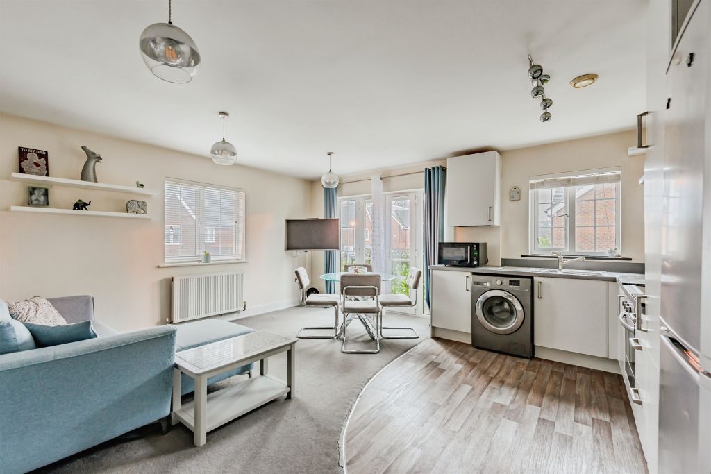 Birch Grove, Felbridge, East Grinstead RH19, 2 bed flat for sale, £ ...