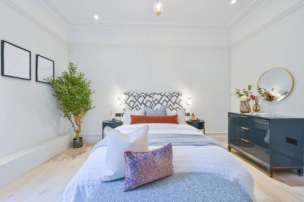 Southampton Row, Bloomsbury, London WC1B, 2 bed flat for sale, £ ...