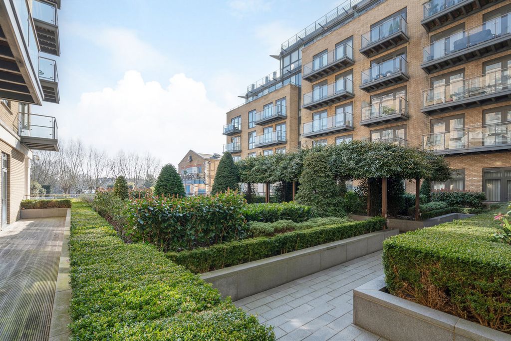 8 Kew Bridge Road, Brentford TW8, 3 bed penthouse for sale, £1,600,000 ...