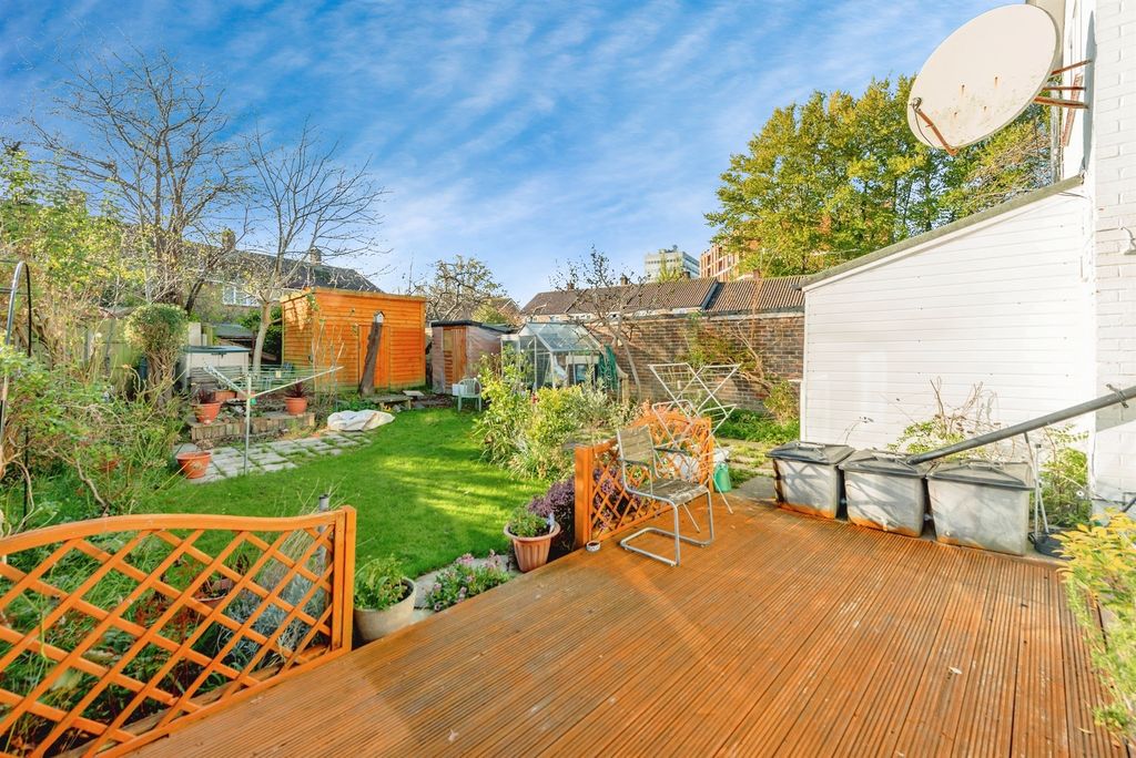 Friars Rookery, Crawley RH10, 6 bed end terrace house for sale, £ ...