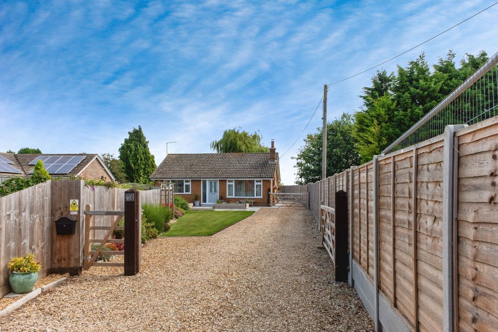 Broadgate, Whaplode Drove PE12, 2 bed detached bungalow for sale, £ ...