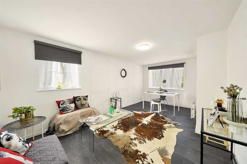 Cygnet Close, Neasden, London NW10, 2 bed flat for sale, £260,000 ...