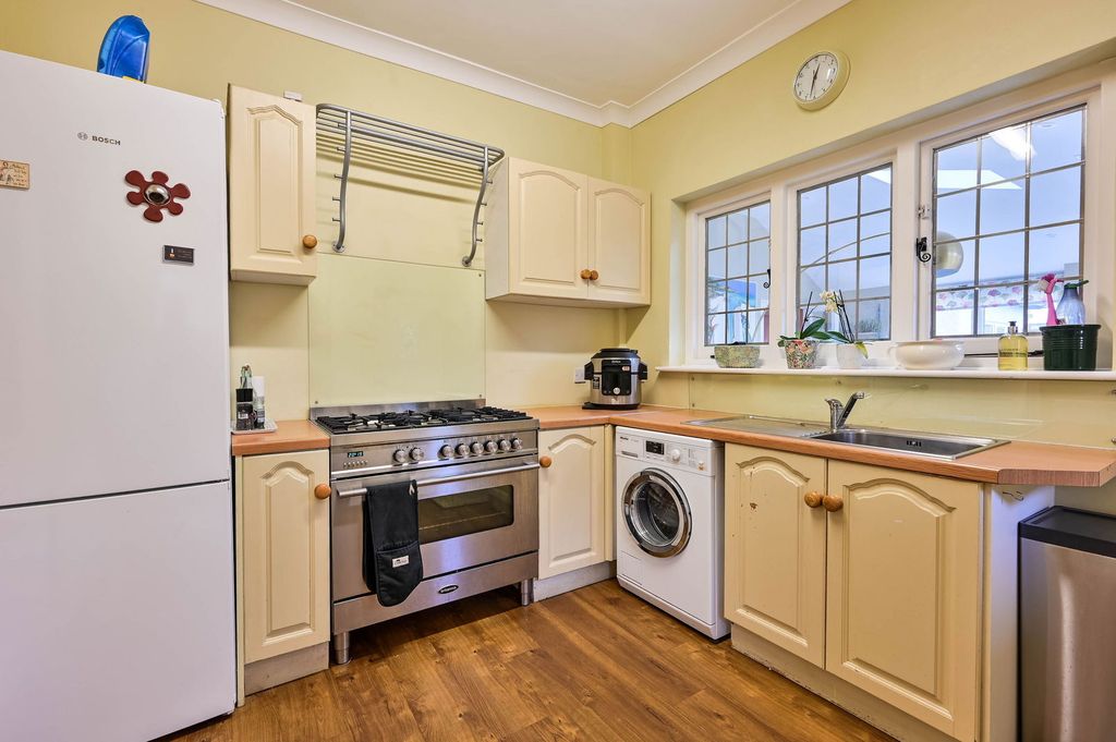 Lower Road, Effingham KT24, 4 bed detached house for sale, £1,250,000 ...