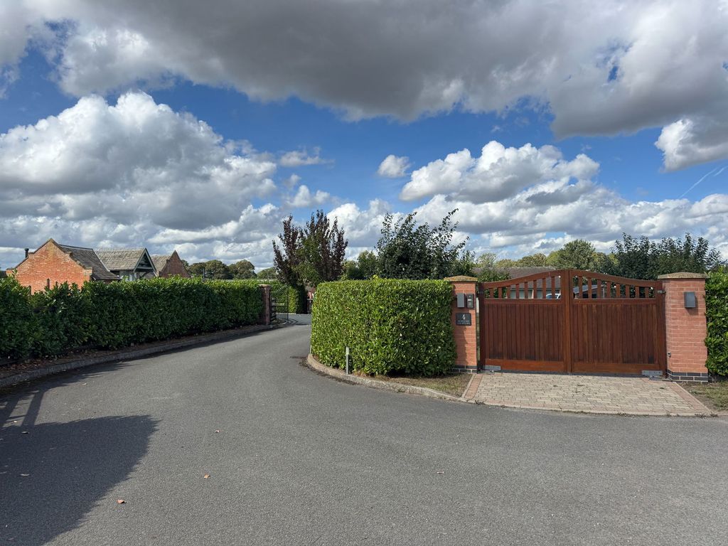 Home Farm Courtyard, Castle Donington, Derby DE74, 4 bed barn ...