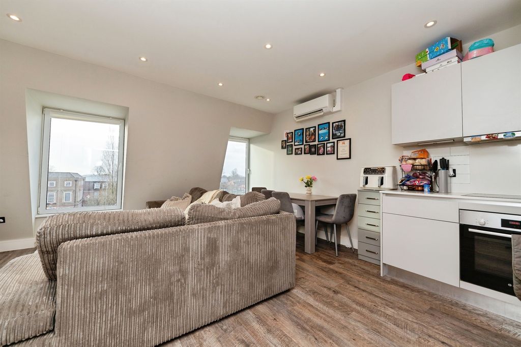 Parkway, Welwyn Garden City AL8, 1 bed flat for sale, £250,000 ...