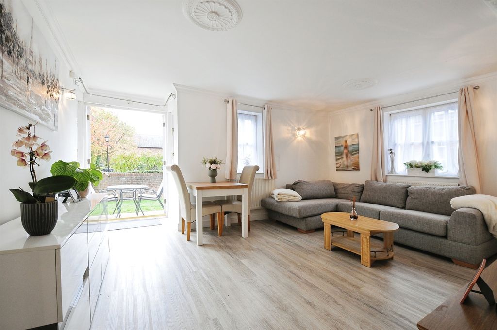 Minister Court, Frogmore, St. Albans AL2, 2 bed flat for sale, £350,000 ...