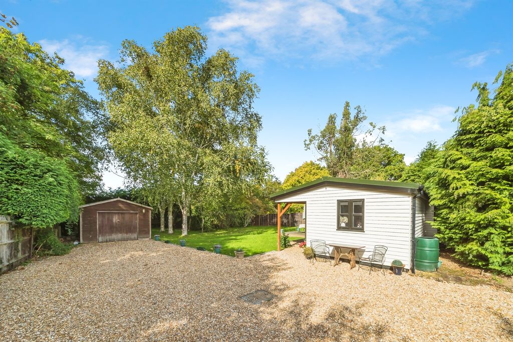 East Hill Lane, Copthorne, Crawley RH10, 2 bed detached bungalow for ...