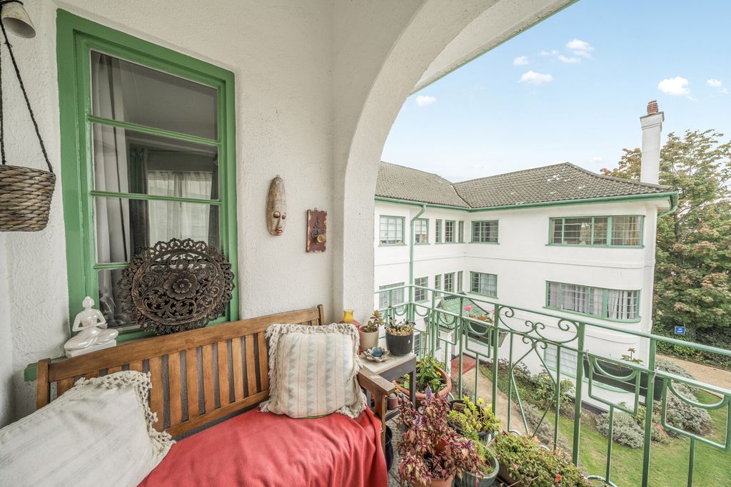 Pinner Court, Pinner, Middlesex HA5, 2 bed flat for sale, £385,000 ...