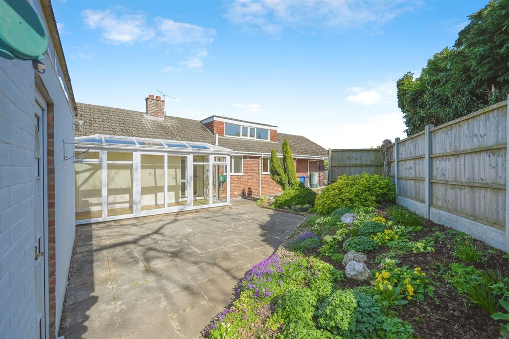 Queensland Close, Mickleover, Derby DE3, 3 bed detached bungalow for ...