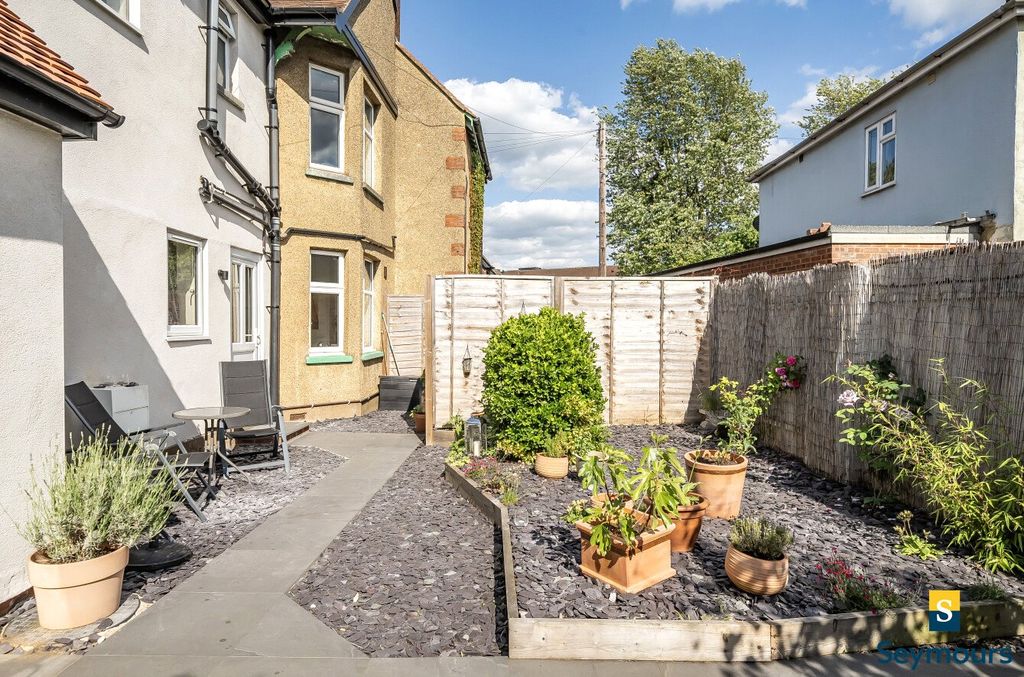 Guildford, Surrey GU1, 2 bed flat for sale | PrimeLocation