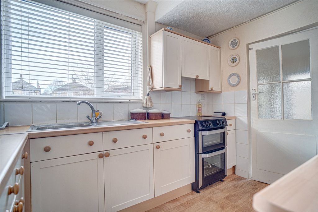 Sandown Avenue, Lakeside, Swindon, Wiltshire SN3, 3 bed semi-detached ...