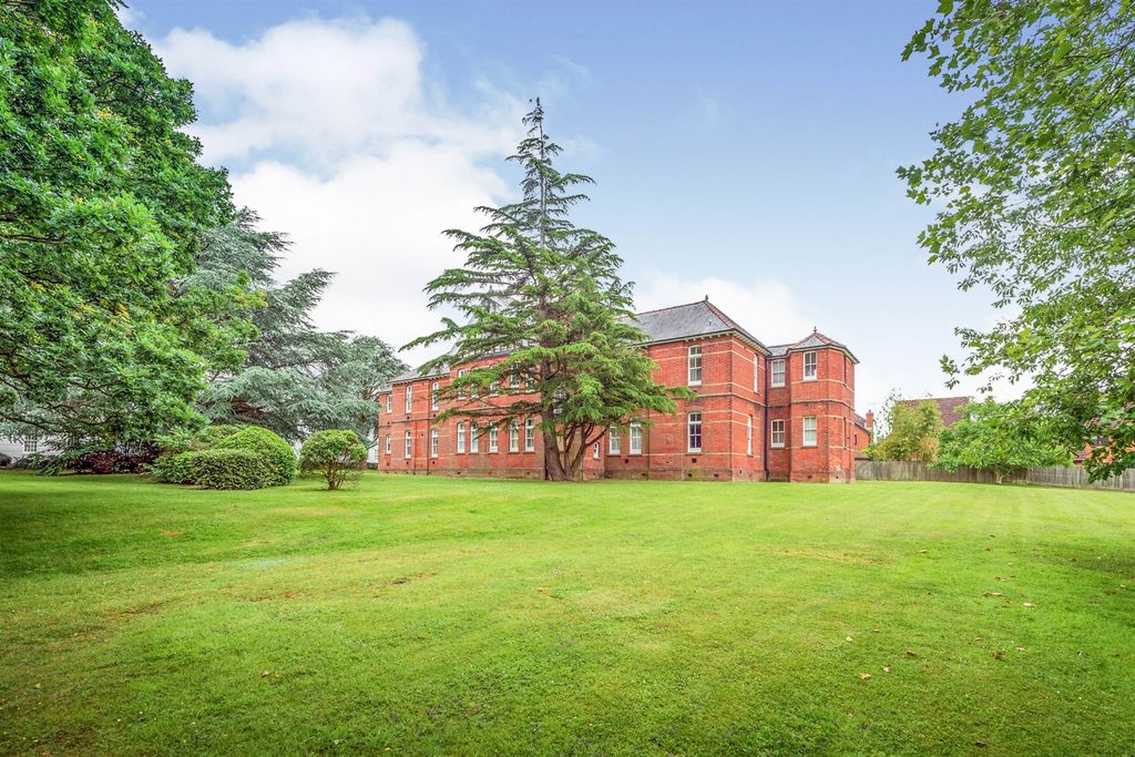 Oak Tree Way, Horsham RH13, 2 bed flat for sale, £250,000 | PrimeLocation
