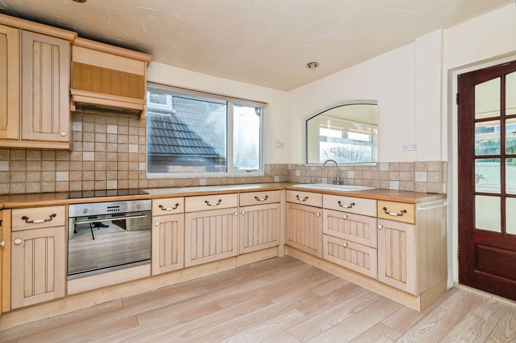 Castleton Avenue, Carlton, Nottingham, Nottinghamshire NG4, 3 bed ...