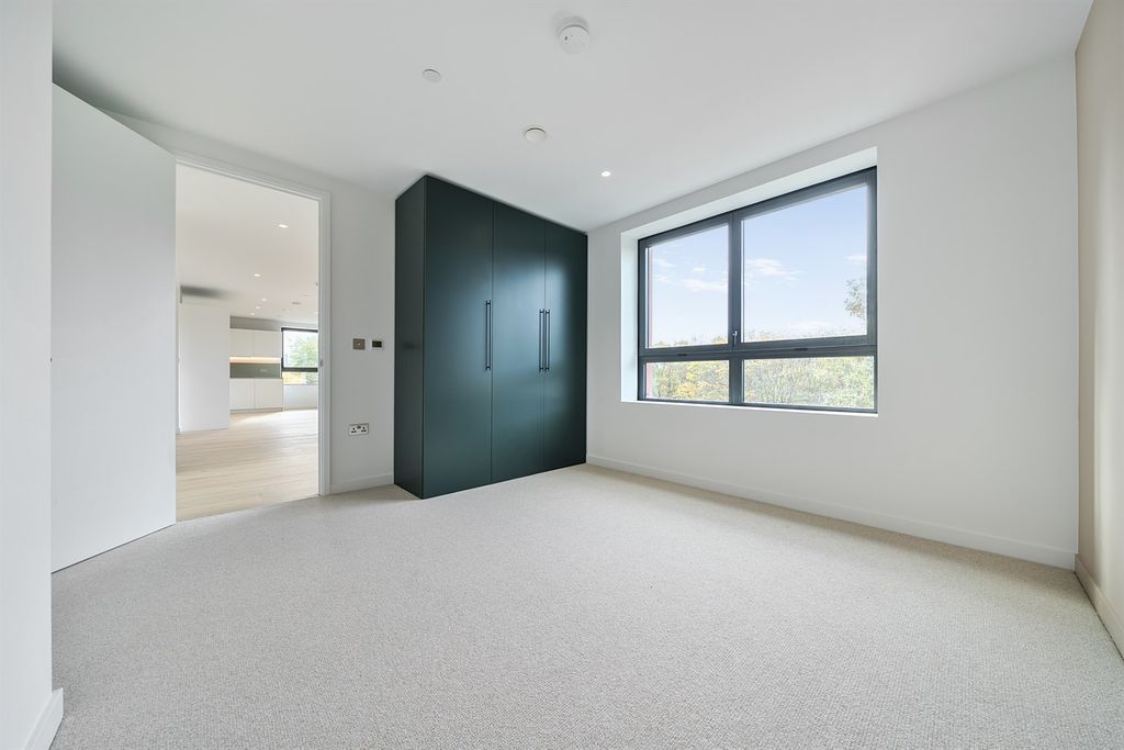 Peninsula Gardens, East Parkside, Lower Riverside, Greenwich Peninsula ...