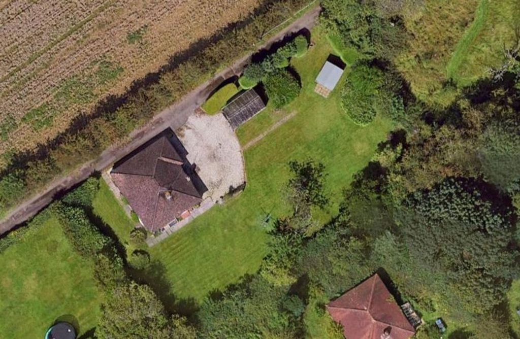 Primrose Hill, Widmer End HP15, 3 bed detached bungalow for sale, £ ...